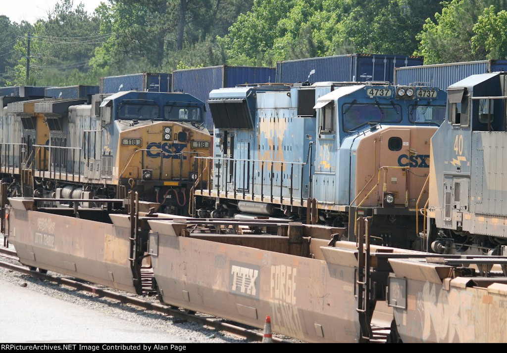 CSX 40, 4737, and 118 lay over